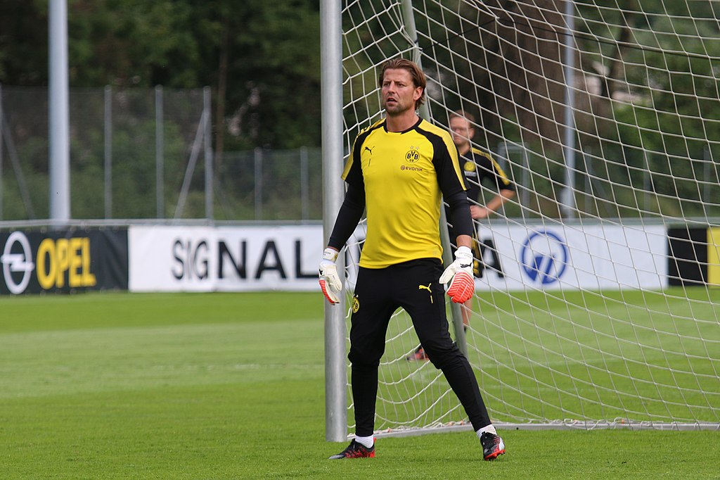 Legenda Persib dan Borussia Dortmund Berlaga, Ada Robby Darwis hingga ...