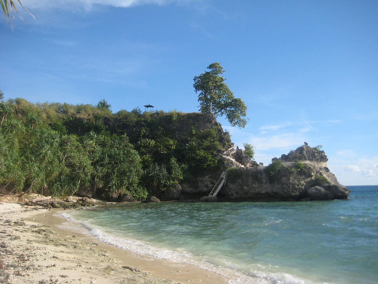 Menjelajah Wisata di Kabupaten Majene, dari Pantai Hingga Makam Raja