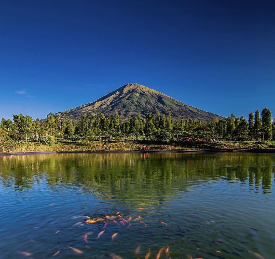 Menikmati Cantiknya Panorama Gunung di Embung Kledung Temanggung