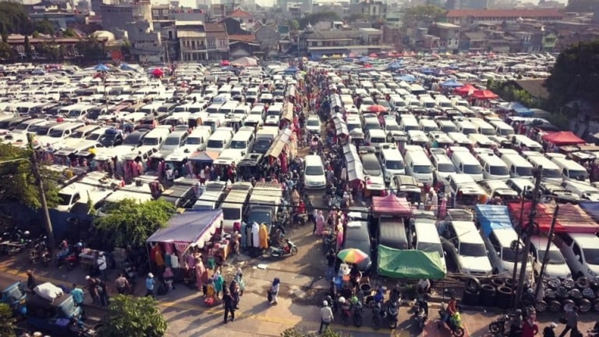 Belanja Pakaian di Jajaran Toko Kios-Kios Mobil di Pasar Tasik Cideng