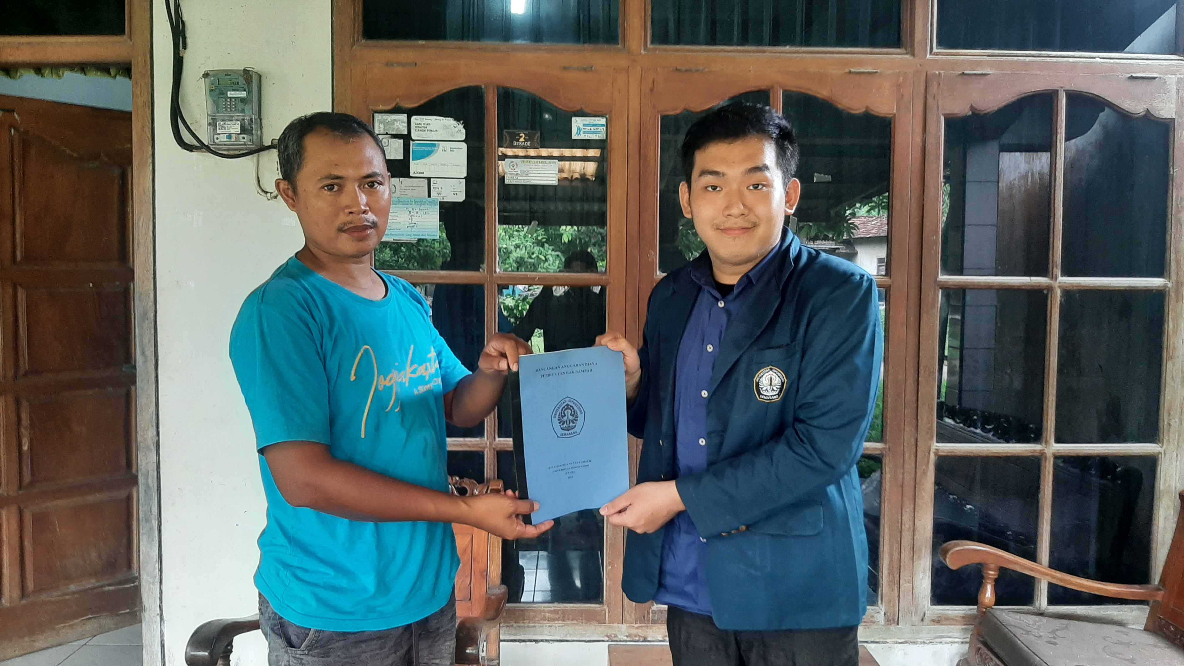 Mahasiswa Undip Membuat RAB untuk Selesaikan Masalah Sampah Desa Teluk Awur