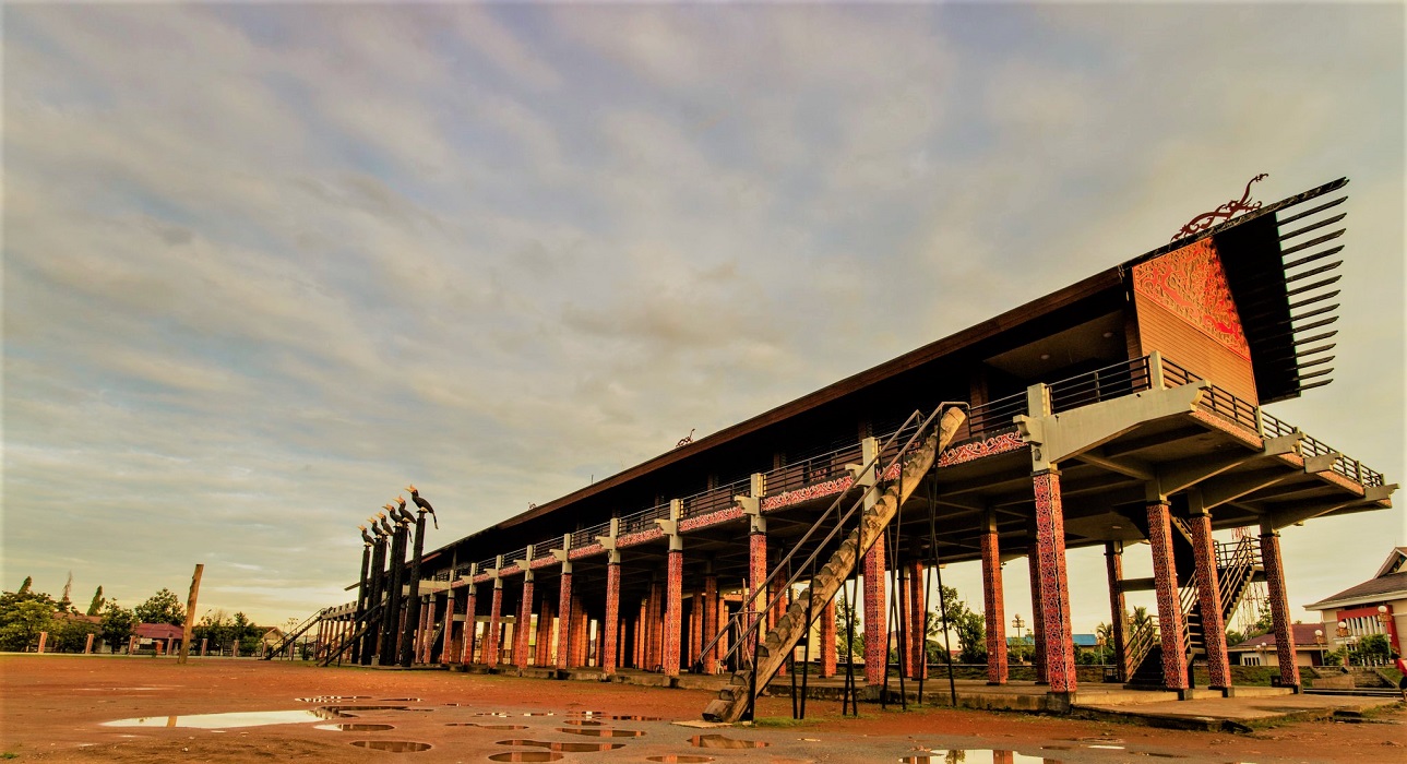 4 Jenis Rumah Adat Kalimantan Barat: Radakng, Melayu, Baluk, dan Panjae