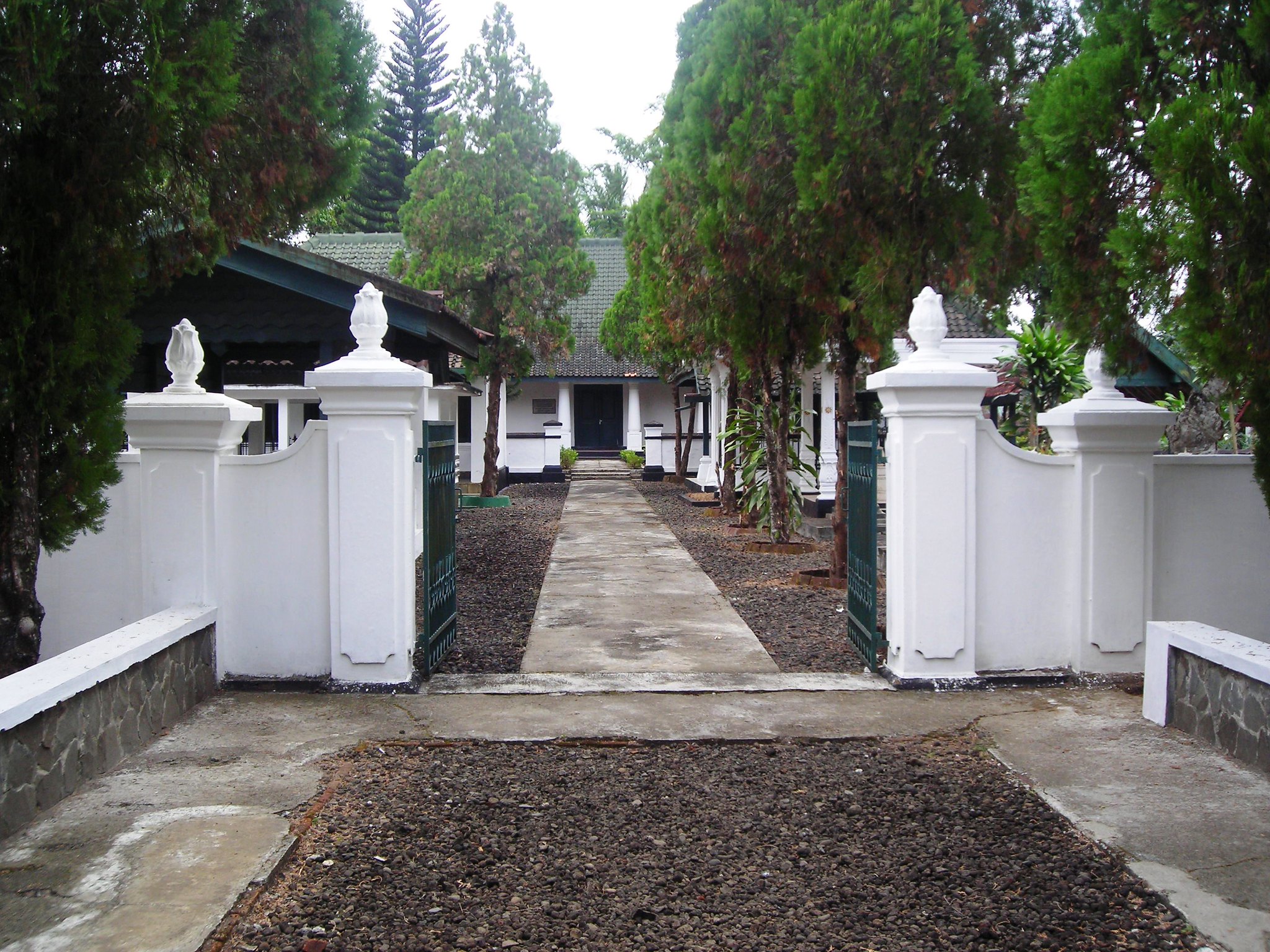 Legenda Makam Gantung Pemilik Ilmu Pancasona yang Dikramatkan di Blitar