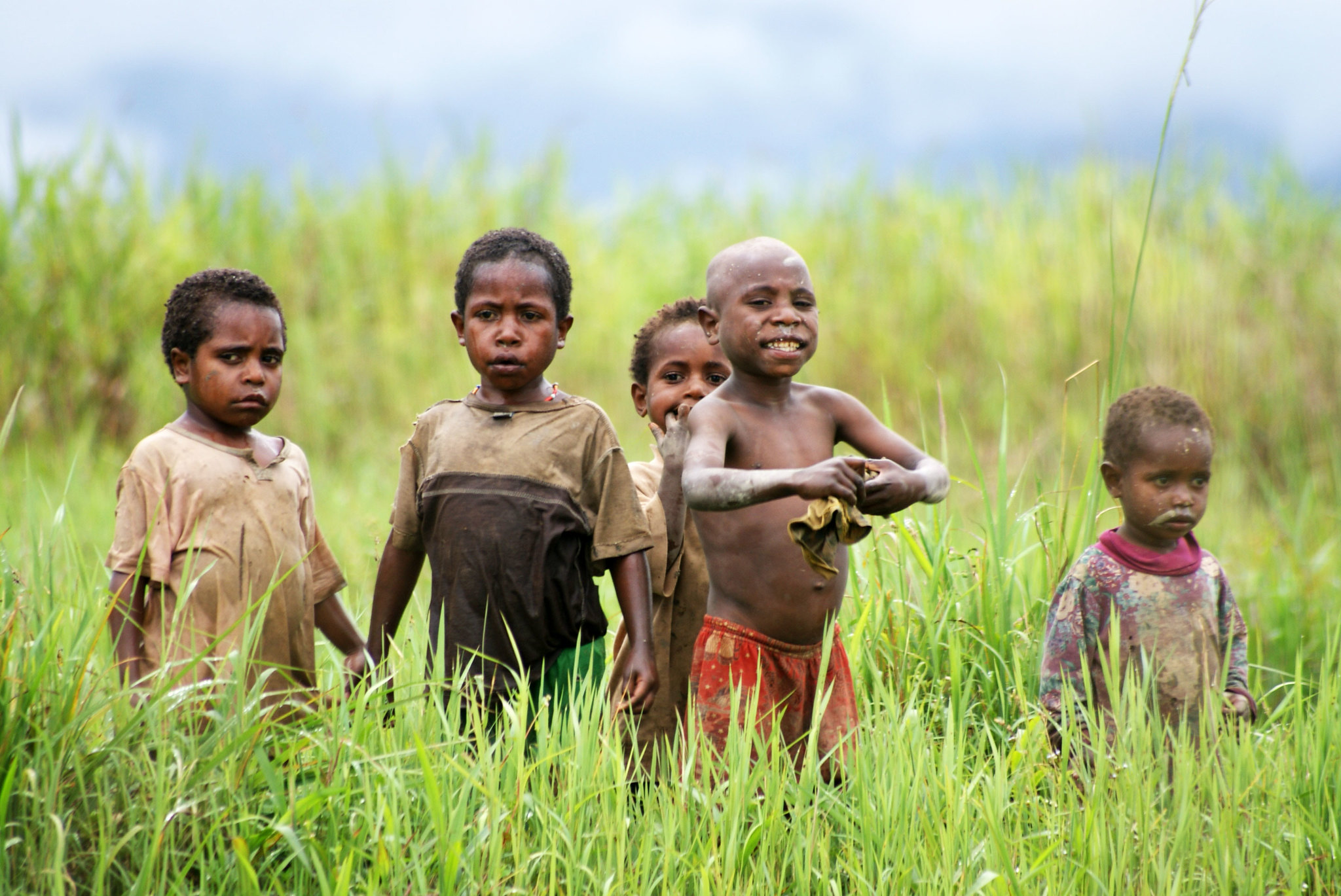 Melihat Permainan Anak-Anak Suku Dani di Papua yang Dekat dengan Alam