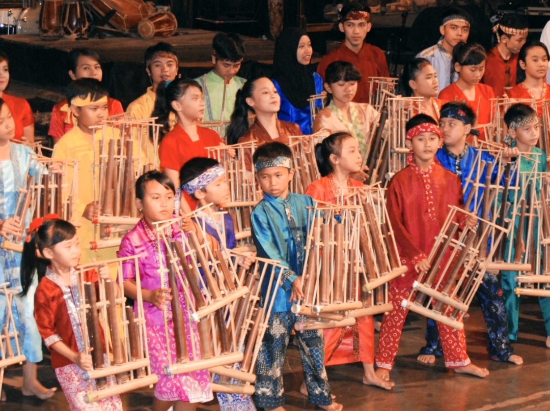 Cara Memainkan Angklung dan Bagaimana Cara Angklung Menghasilkan Bunyi