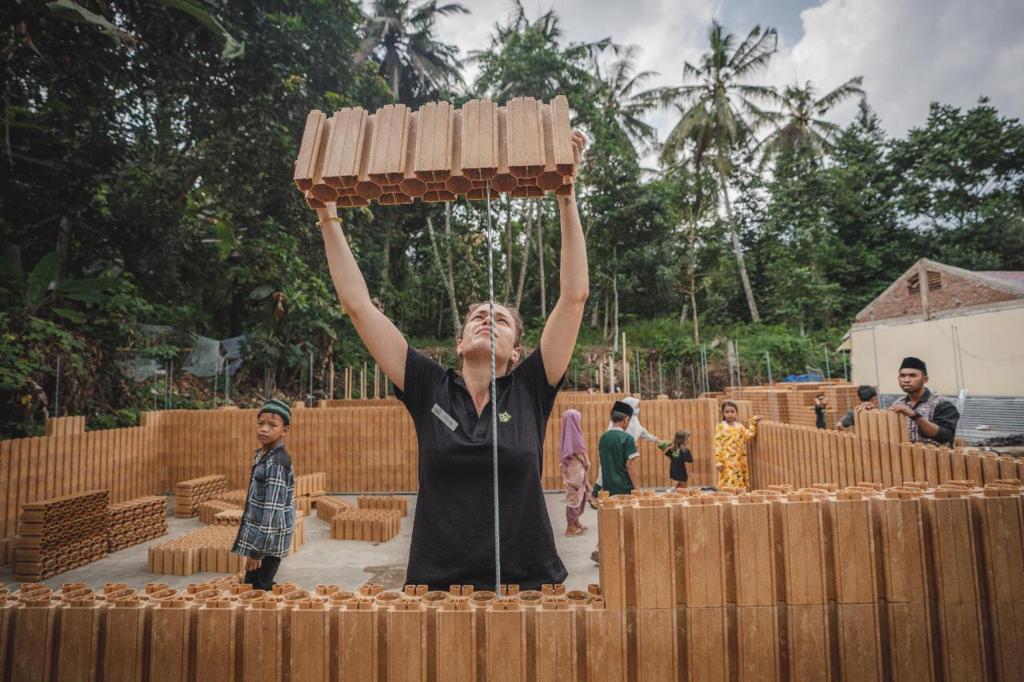 Pertama di Asia, Indonesia Punya Pabrik Bata dari Sampah Plastik di NTB