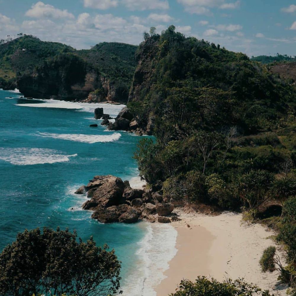 12 Rekomendasi Pantai di Malang yang Cocok Dikunjungi untuk Berlibur