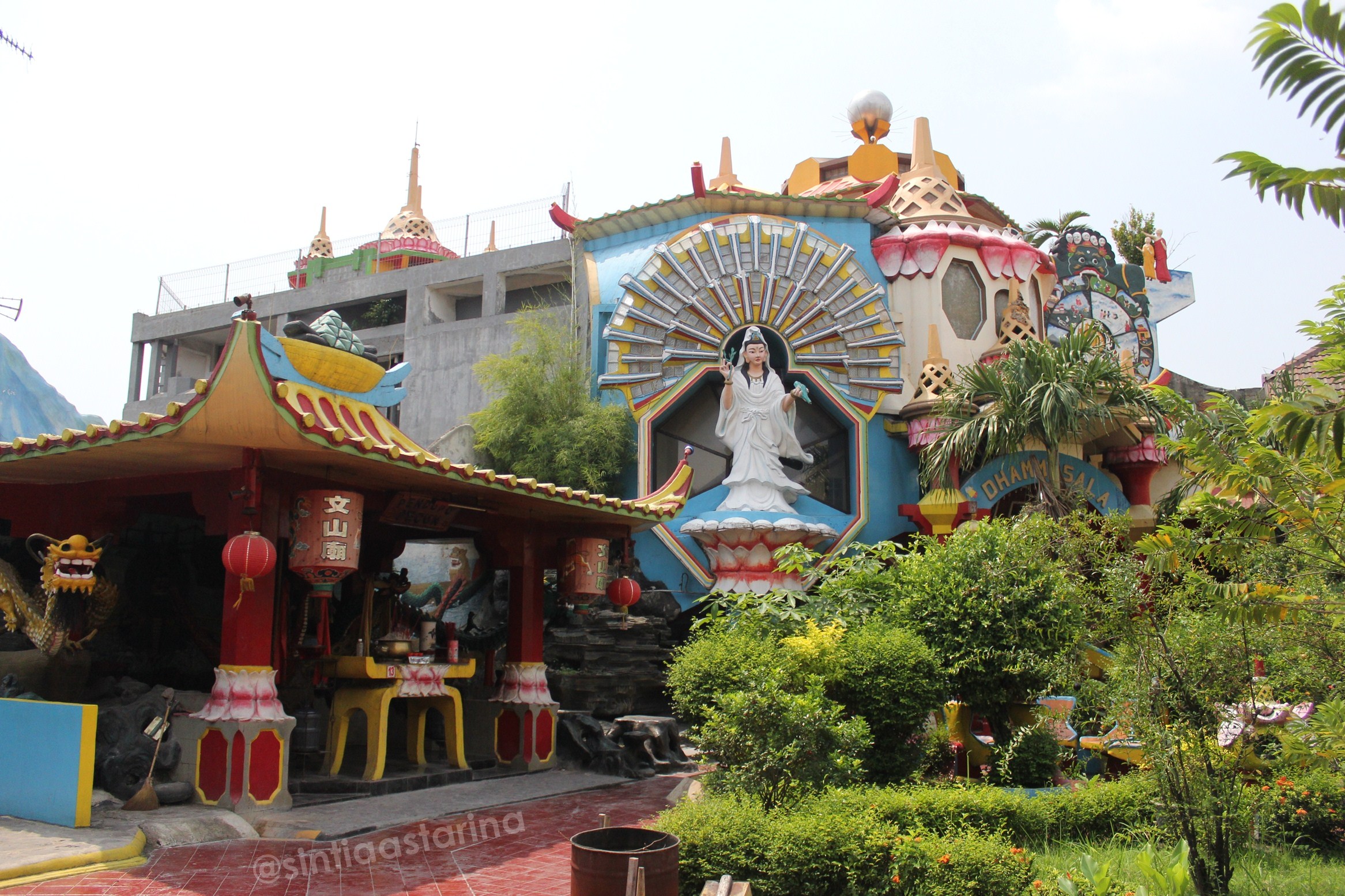 Berdoa dan Berwisata di Boen San Bio