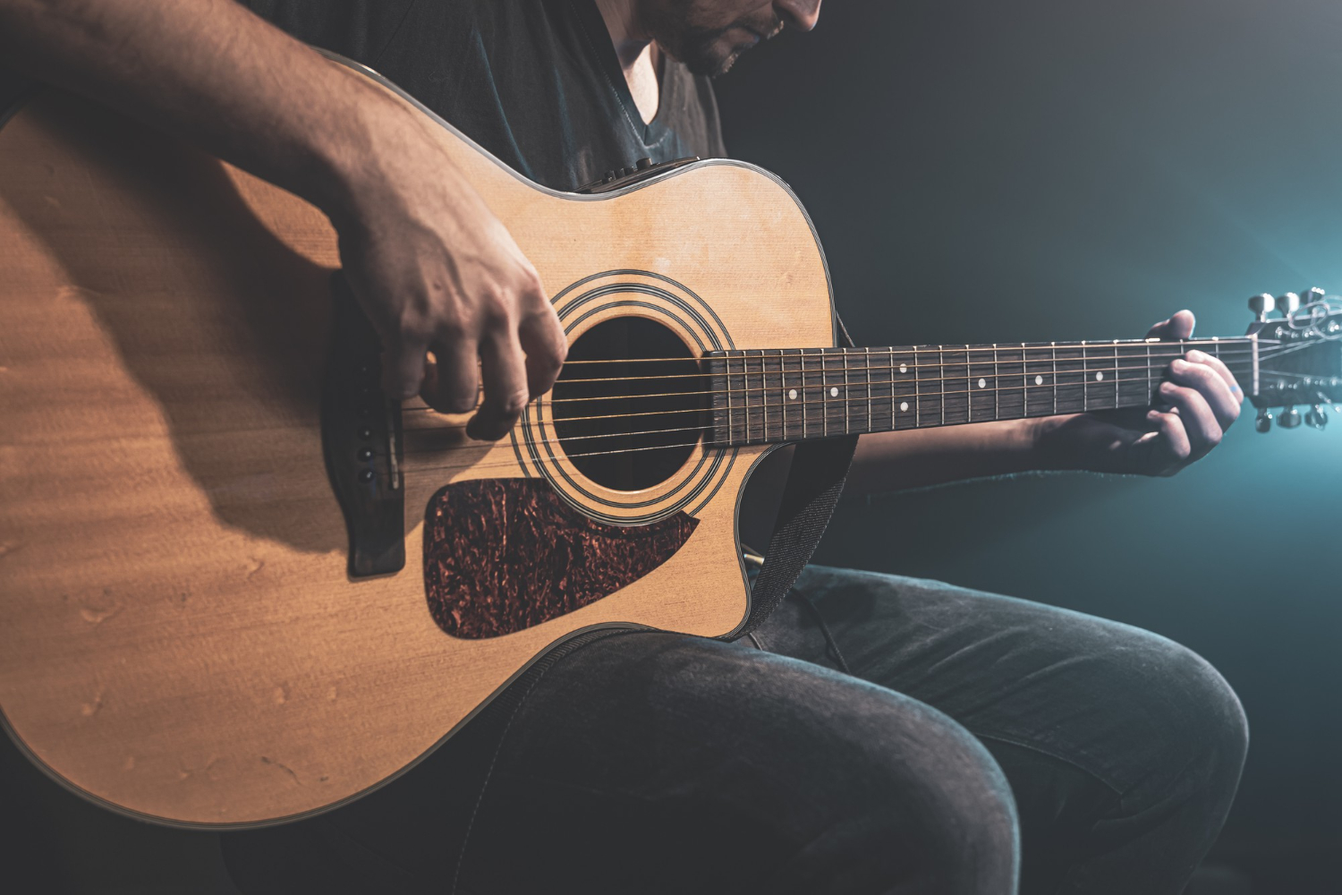 Mengenal Gitar Akustik: Pengertian, Senar yang Dipakai, Merek dan Harganya