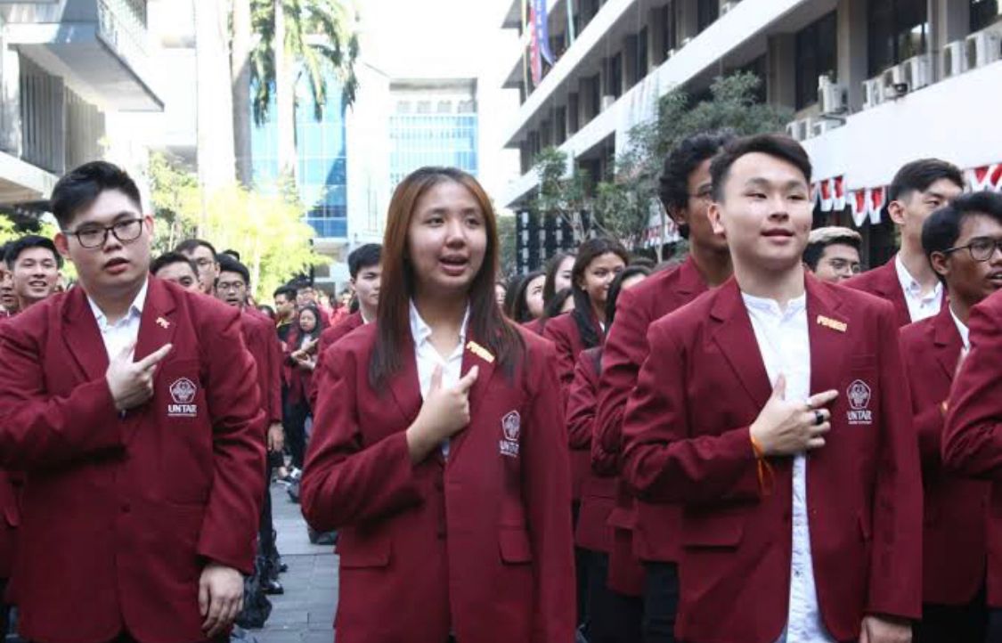 Melihat Warna-Warni Jas Almamater Kampus di Indonesia