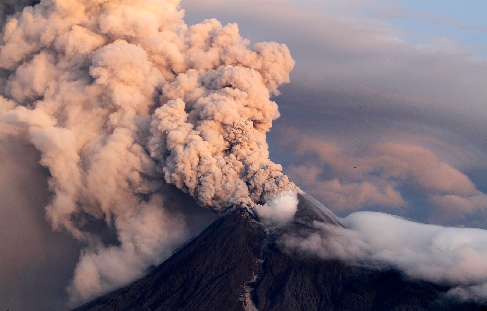 Rekam Jejak Fenomena Letusan Gunung Api di Indonesia