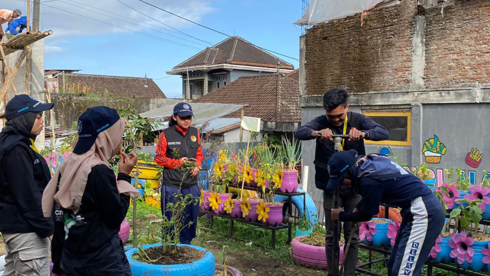 Mahasiswa KKN-PPM UGM Bumiaji Membuat Biopori pada Taman KRPL Tegalsari Desa Sumbergondo