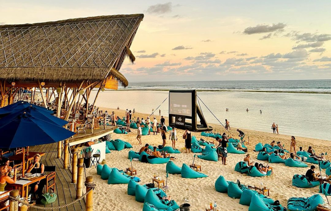 5 Beach Club Uluwatu Bali Terbaik dan Tips Liburannya