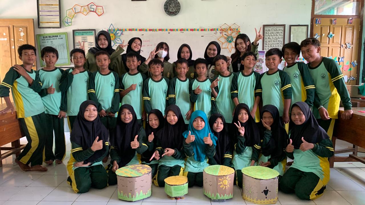 Implementasikan SDGs Pendidikan, Mahasiswa KKN-T UPNVJT Mengajar Prakarya di SDN 3 Mlorah