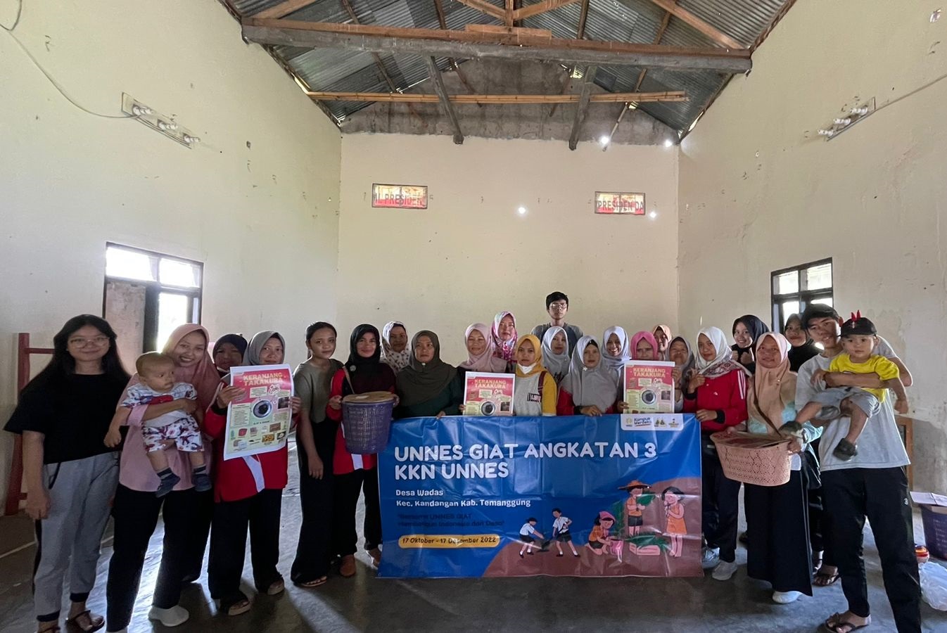 Penanaman Toga dan Pembuatan Keranjang Takakura Bersama Tim KKN UNNES ...