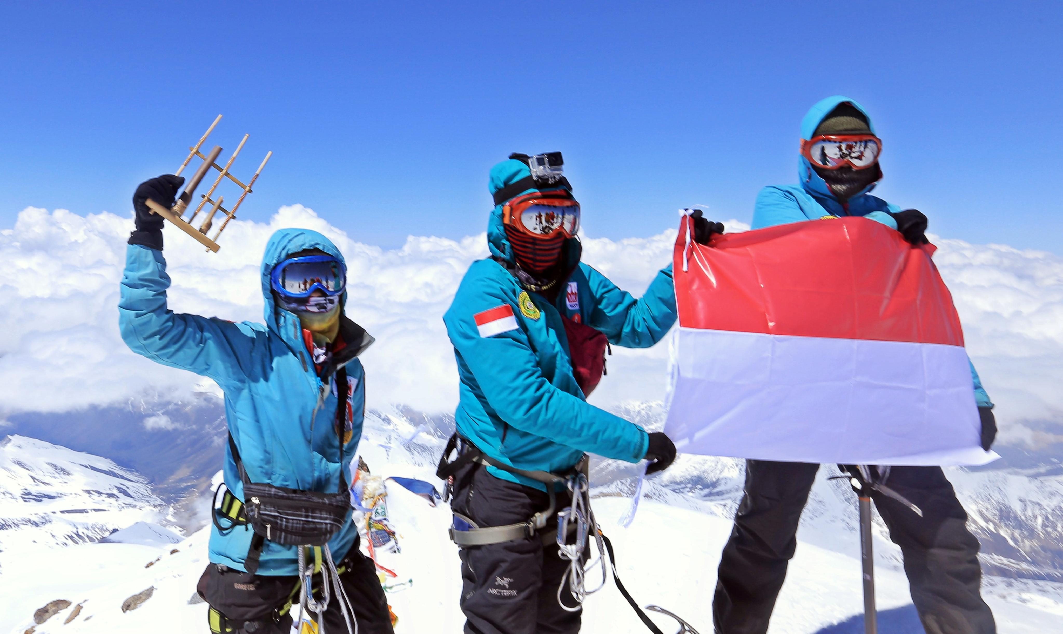 Memupuk Rasa Nasionalisme di Puncak Gunung