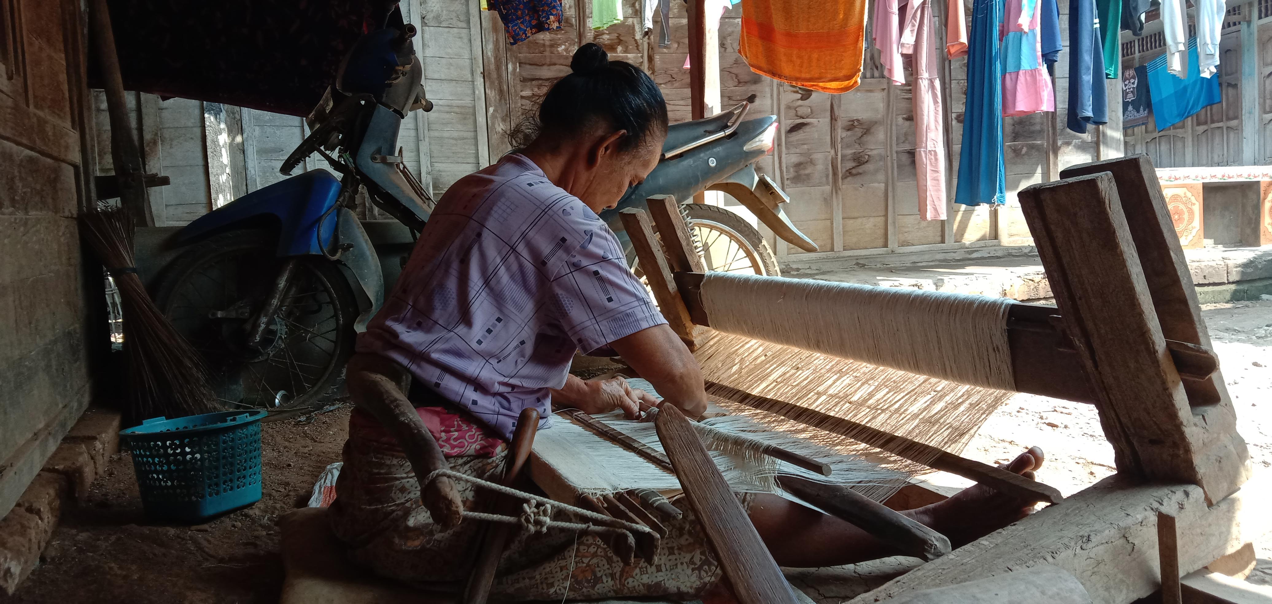 Krisis Regenerasi Penenun Kain Batik Gedog Tuban, Ancaman atau Tantangan?