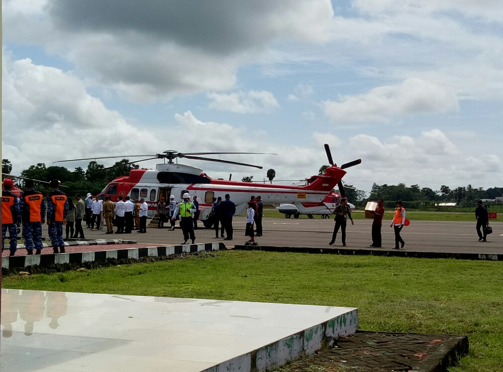 Ini Dia Rupa Helikopter Super Puma RI-1, Injak Bandara Arung Palakka ...