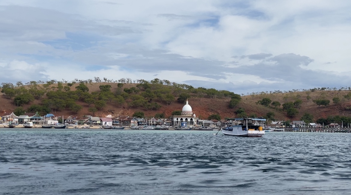 Papa Garang, Pesona Pertemuan Bukit, Permukiman, dan Lautan