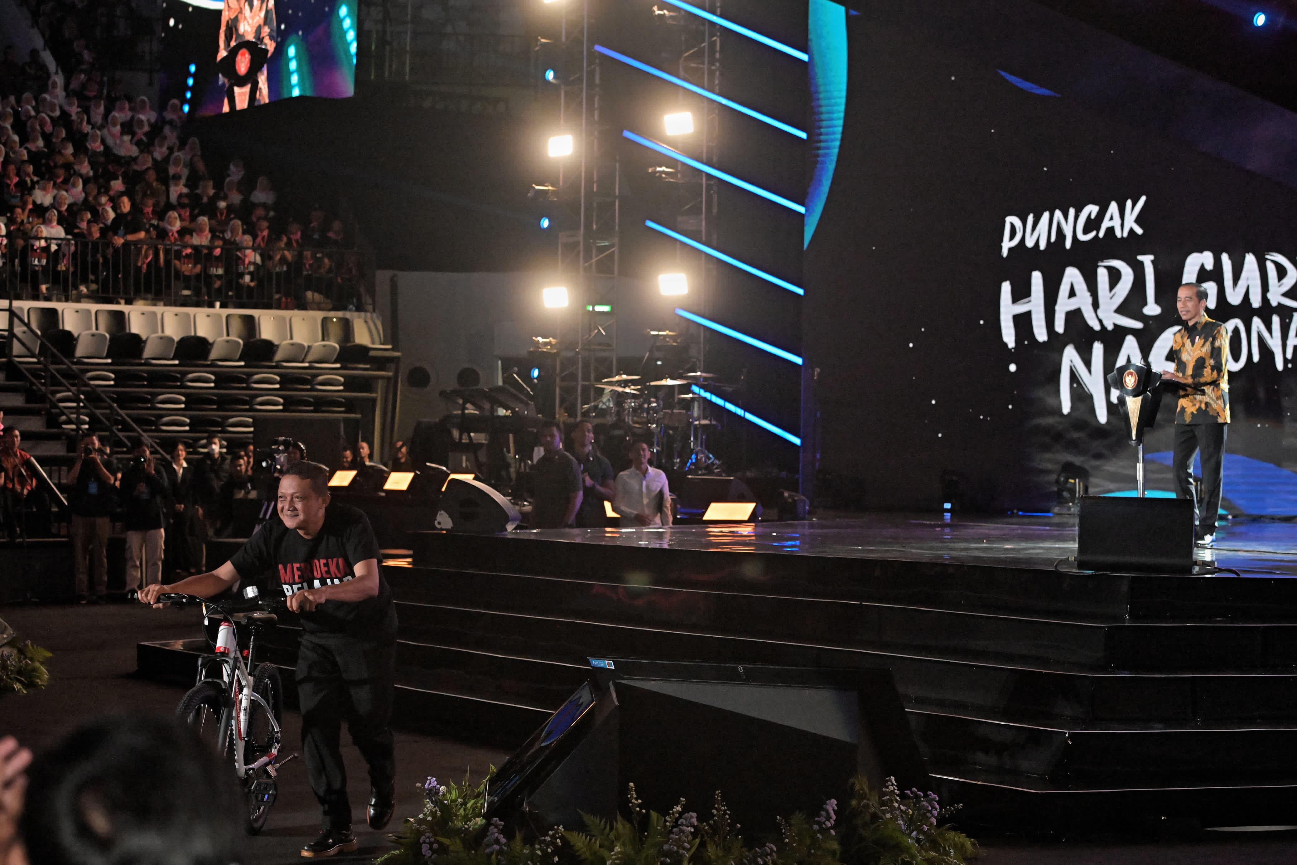 Perjuangan Kuswanto, Guru yang Rela Jadi 'Manusia Pohon' demi ...