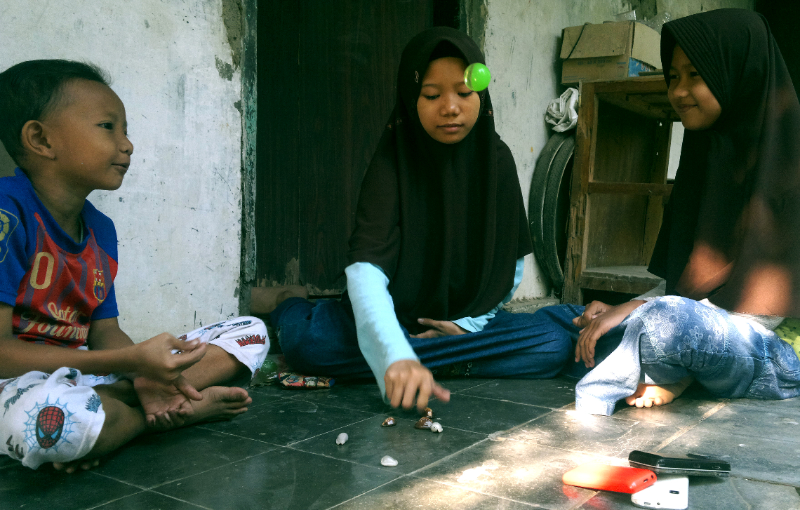 Bekelan, Permainan Tradisional Indonesia yang Membutuhkan Konsentrasi ...