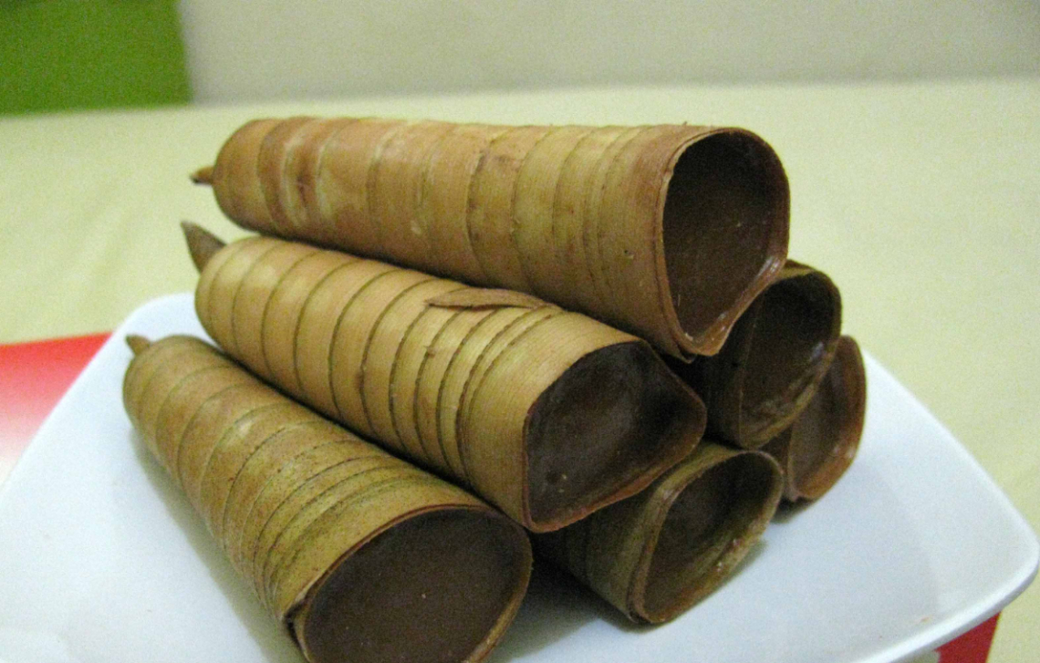 Clorot, Jajanan Tradisional Khas Purworejo Jawa Tengah yang Berbentuk Kerucut