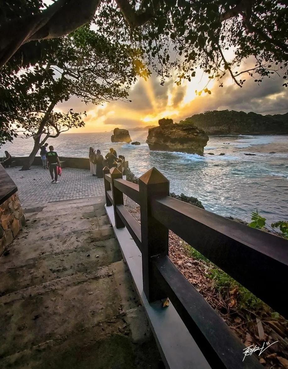 Eksplorasi Pantai Ngliyep Malang: Harga Tiket, Lokasi, dan Daya Tariknya