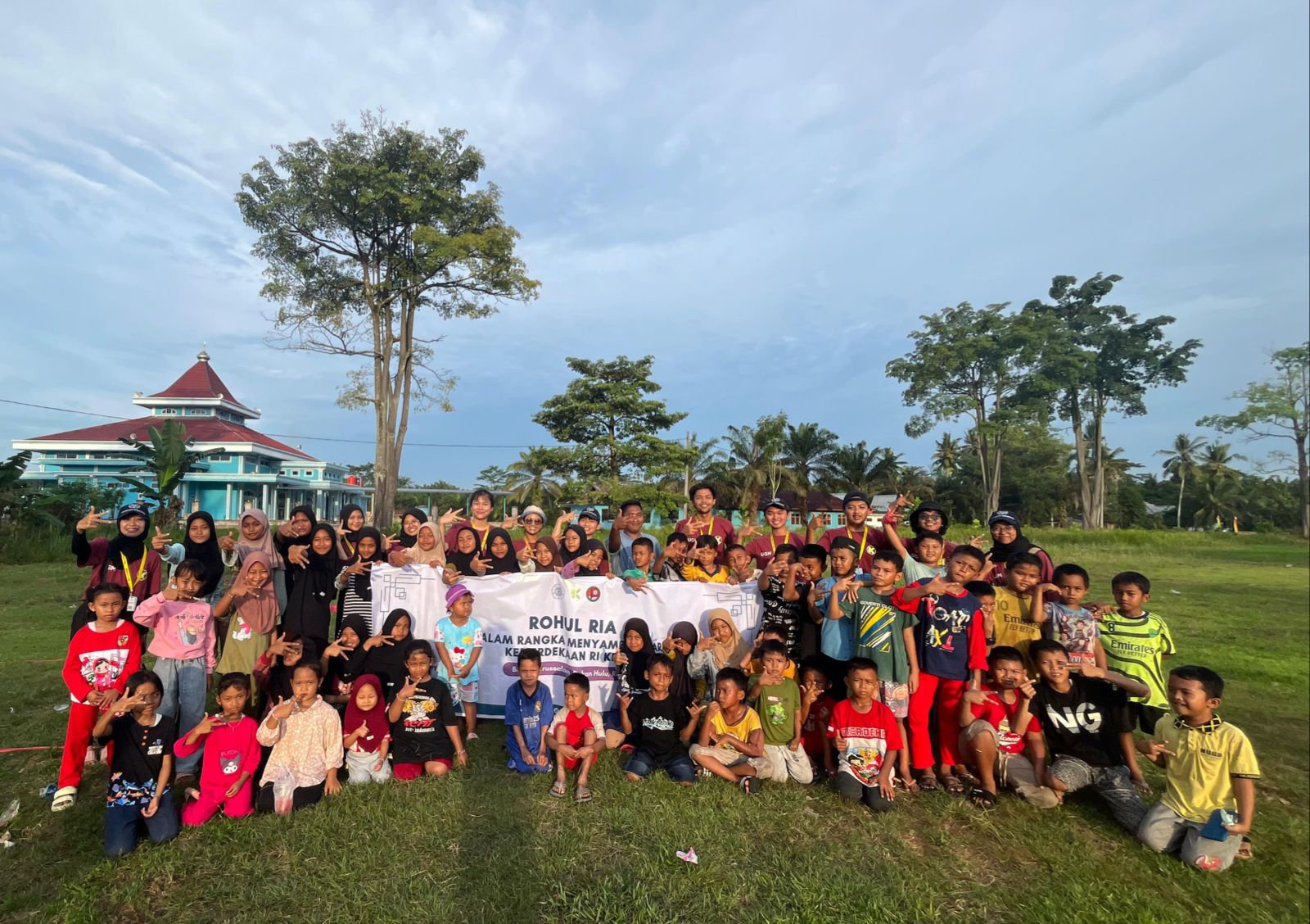 Kebersamaan dan Semangat Kemerdekaan, KKN-PPM Kemilau Riau di Desa Rawa ...