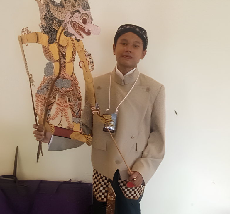 Kisah Gabriel, Dalang Muda Asal Solo yang Bekerja Sejak Kecil untuk ...