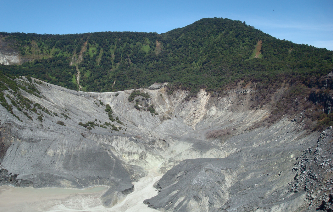 Legenda Asal Usul Gunung Tangkuban Perahu, Usaha Dayang Sumbi Menggagalkan Sangkuriang