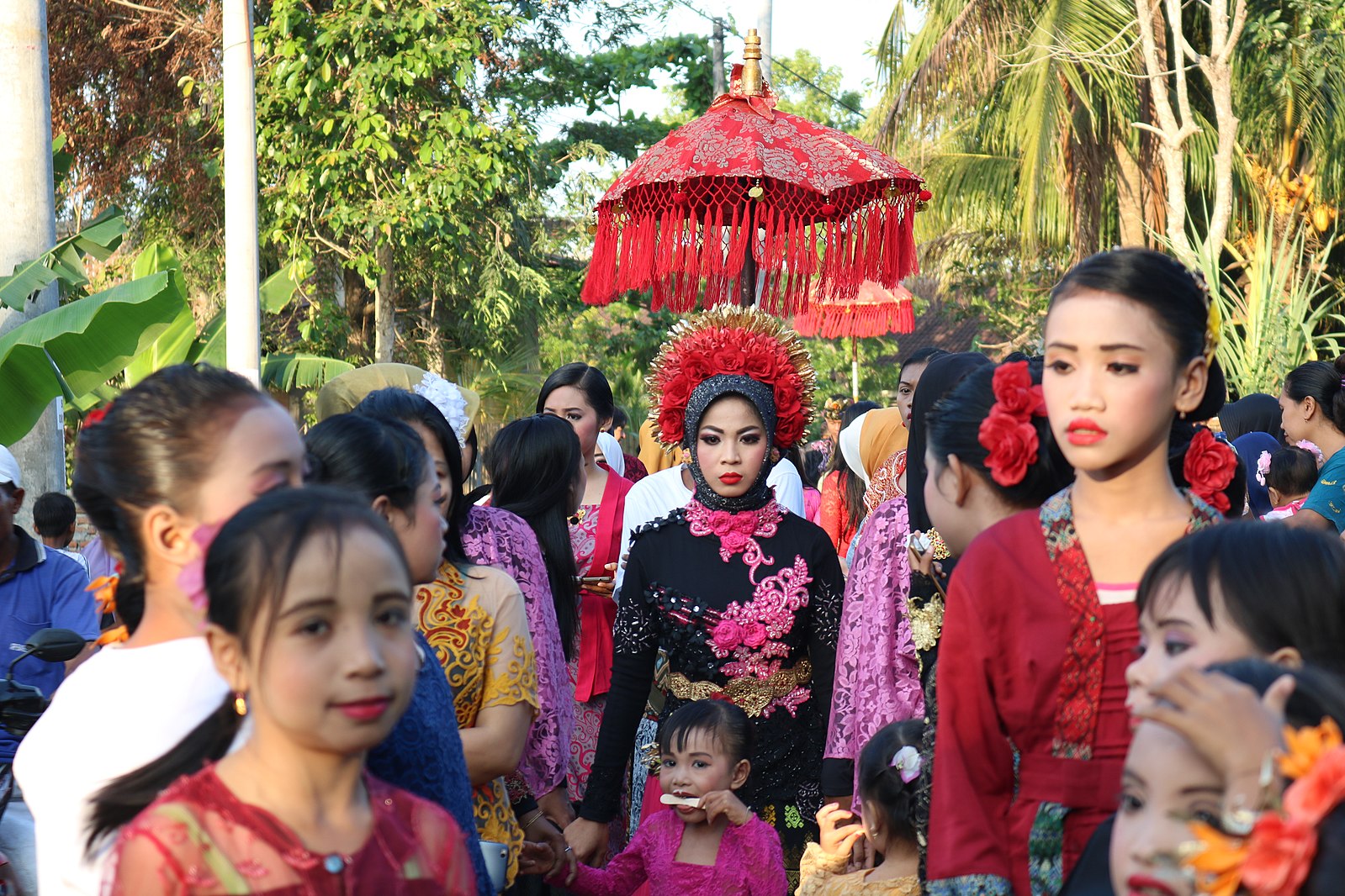 Mengenal Nyongkolan, Tradisi Perayaan Pernikahan Adat Sasak yang Unik