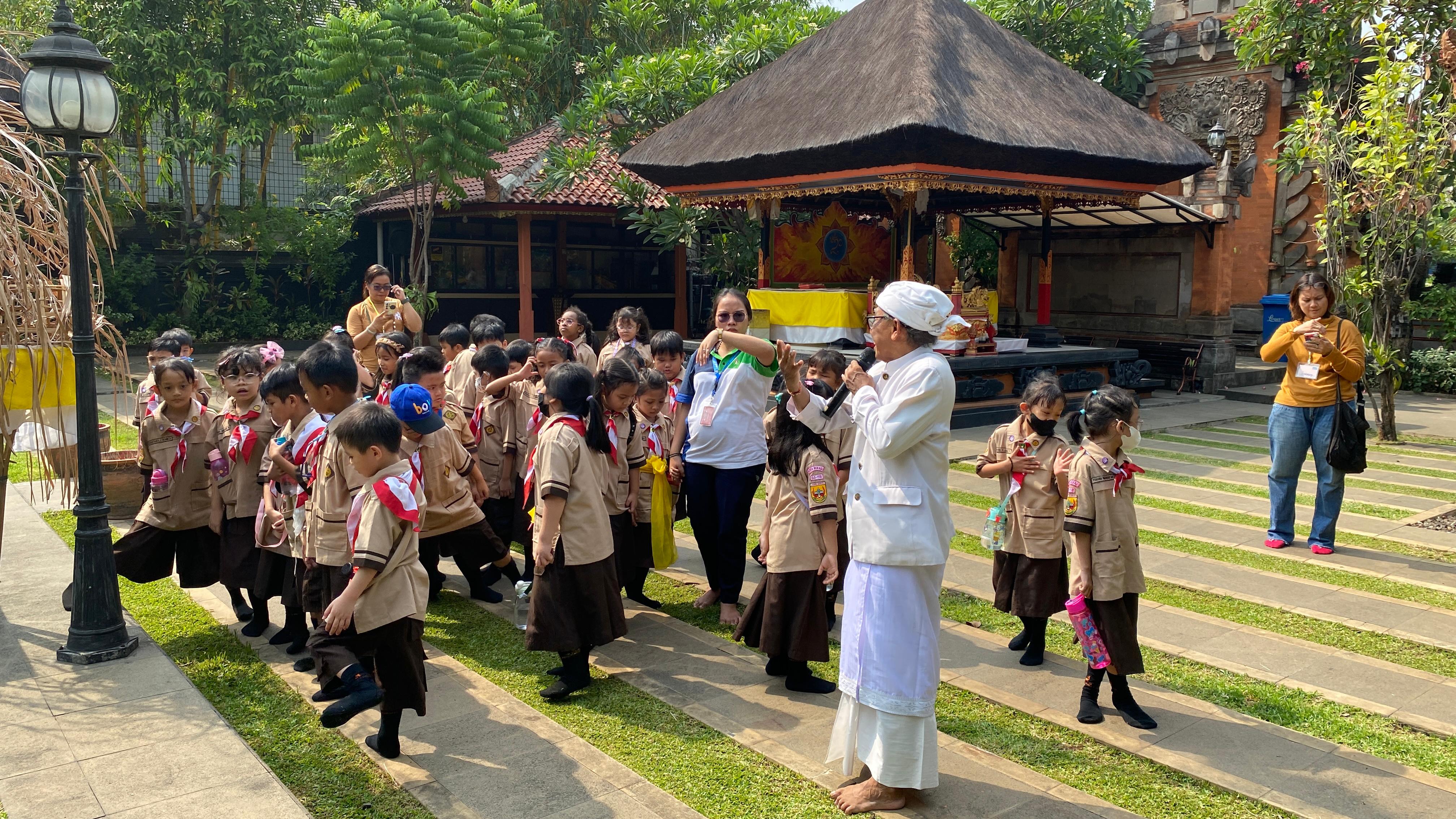 Menggembirakan! Ratusan Siswa Strada Bhakti Wiyata Belajar Toleransi ...