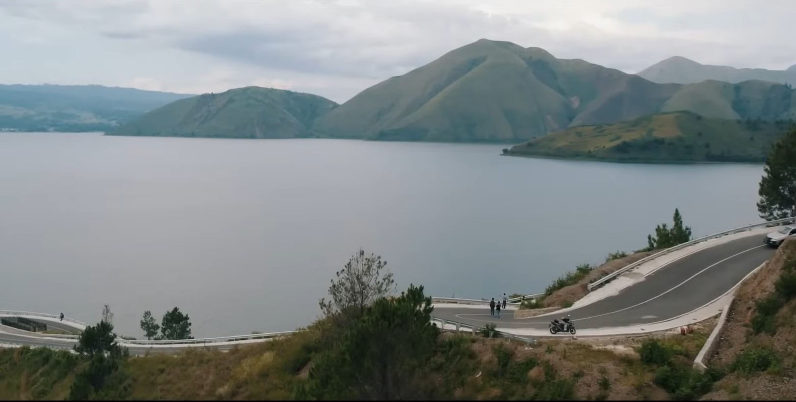 Menikmati Keindahan Panorama Danau Toba dari Bukit Holbung