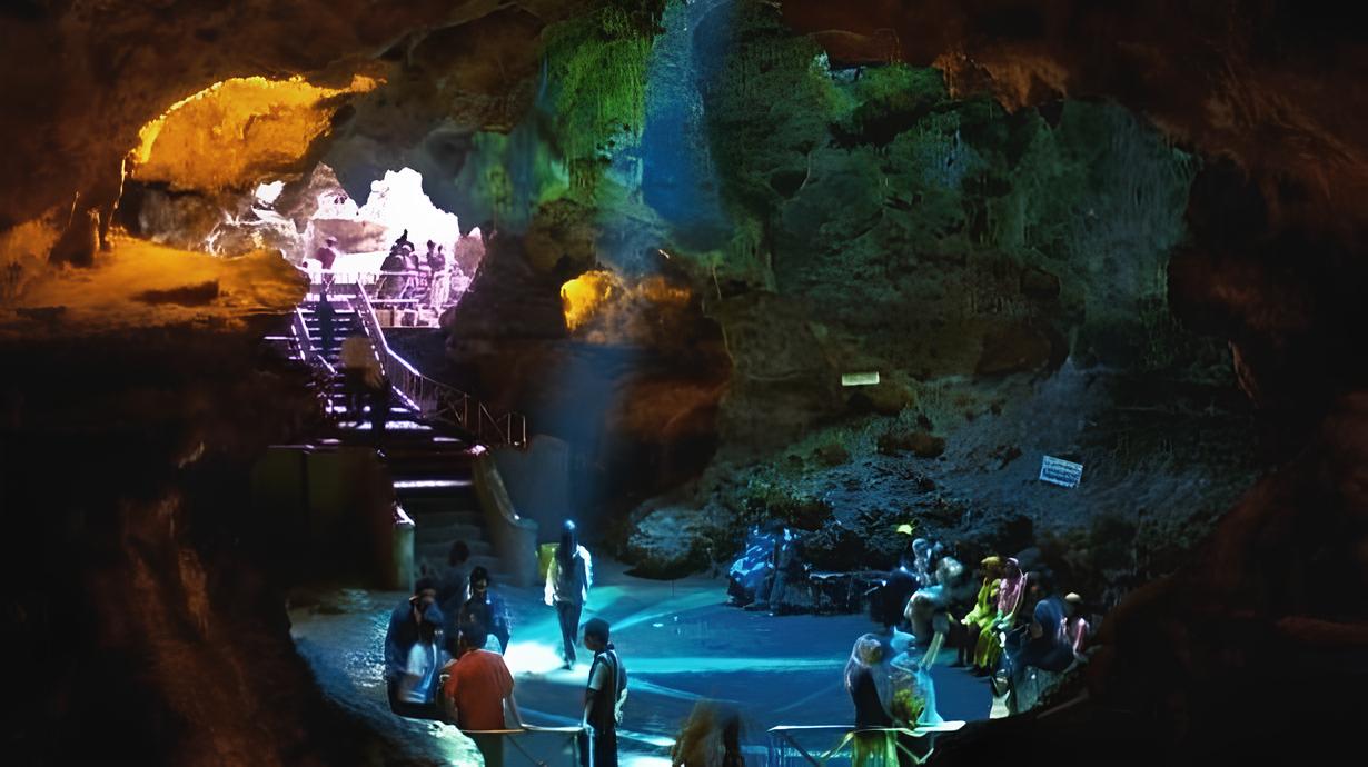 Menyusuri Goa Akbar Tuban, di Bawah Pasar Rakyat dan Jejak Para Wali