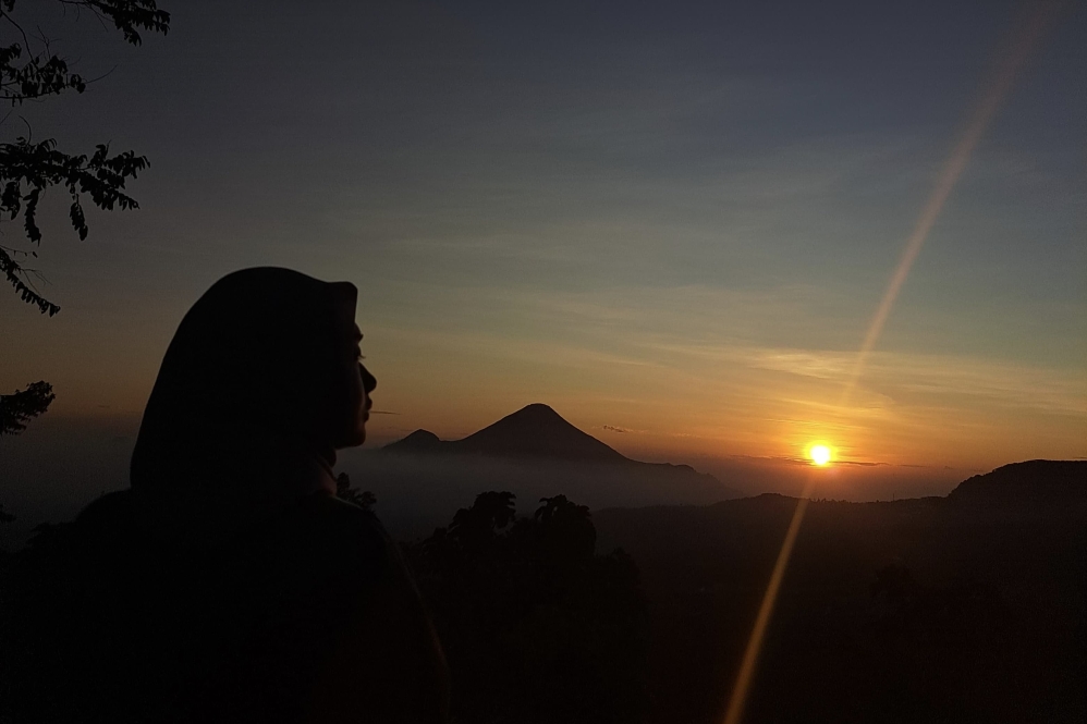 Mt. Lorokan, Gunung dengan Spot Sunrise Epik dan Air Terjun di Pacet ...