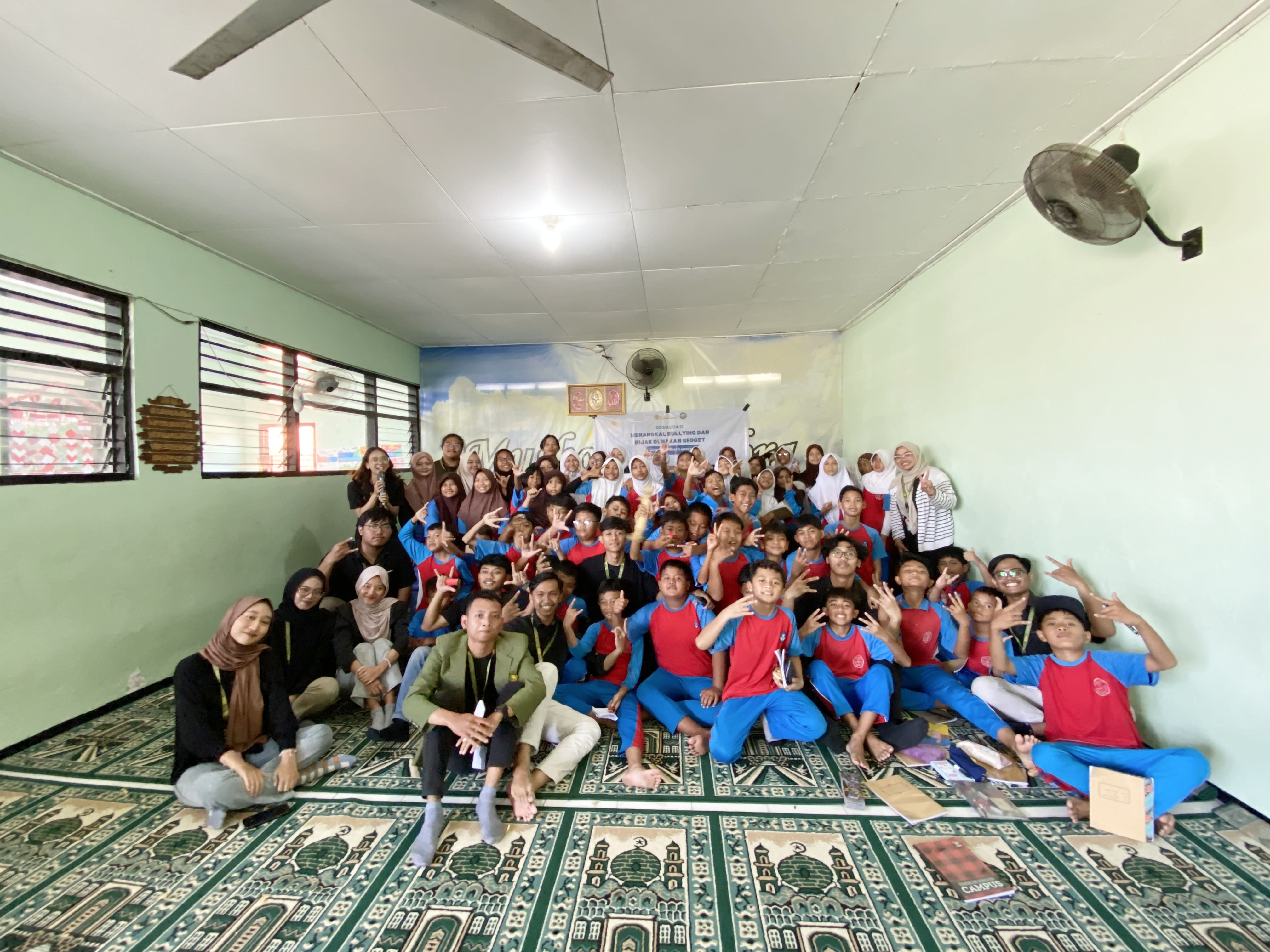 No Bullying, Smart Gadget, Mahasiswa Kelompok 10 KKN-T UPN “Veteran ...