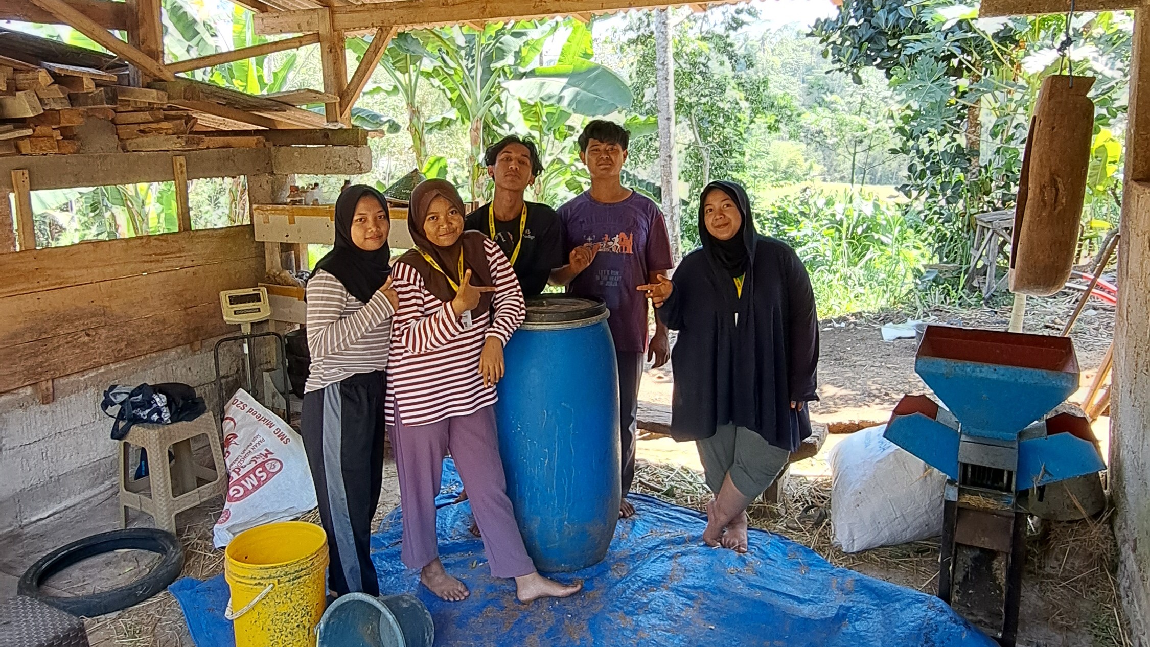 Pembuatan FCF (Fermented Complete Feed) sebagai Pakan Ternak di Desa ...