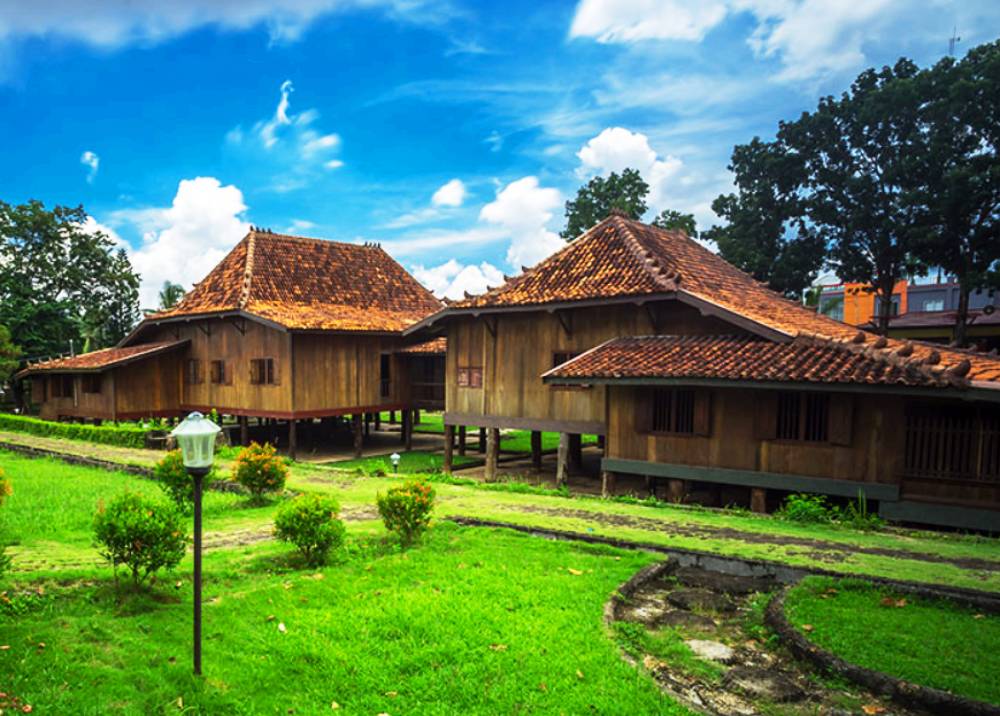 Rumah Limas: Mengenal Rumah Adat Sumatera Selatan dari Fungsi hingga ...