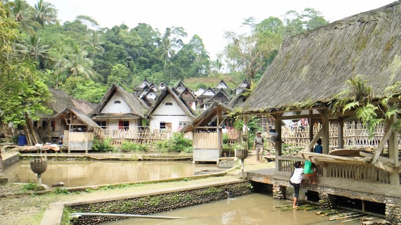 Menjelajahi Kampung Naga, Perkampungan Adat yang Masih Terjaga di Jawa ...