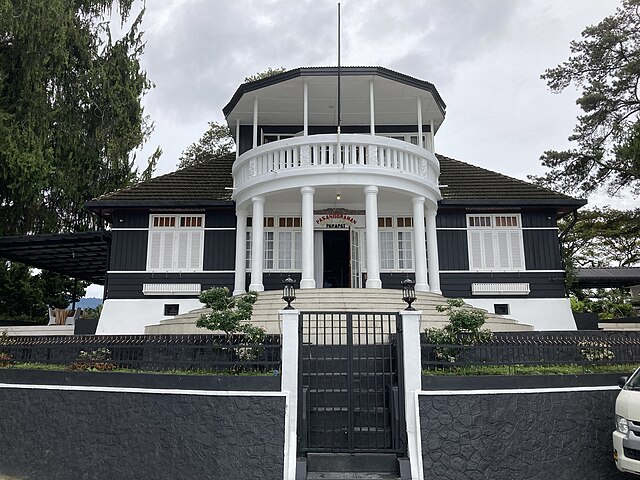 Rumah Pengasingan Soekarno di Parapat, Intip Sejarah dan Daya Tarik ...