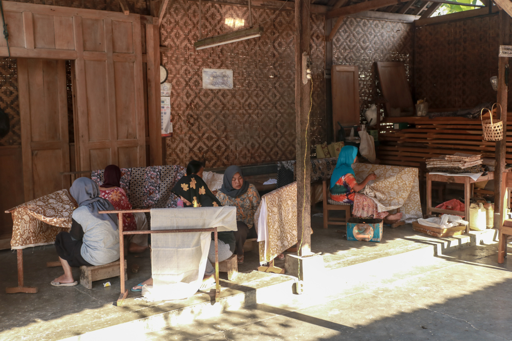 Belajar Membuat Batik Khas Keraton di Kampung Batik Giriloyo
