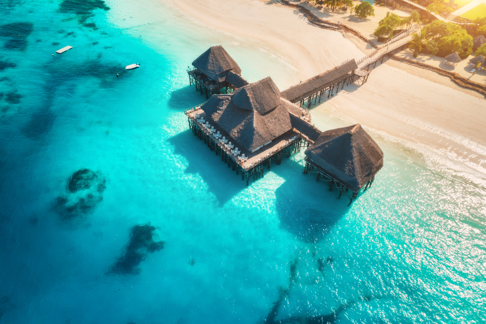 Resort Terbaik di Indonesia, Lokasi Tepi Pantai dan Pemandangannya ...