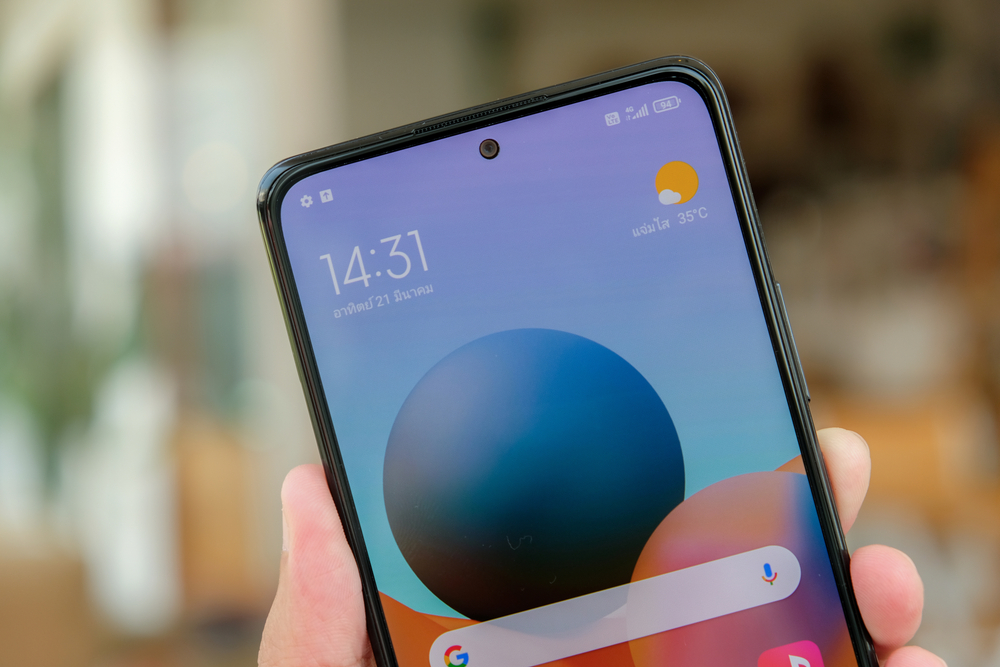 Ponsel Kelas Menengah, Kini Hadir dengan Layar Super AMOLED