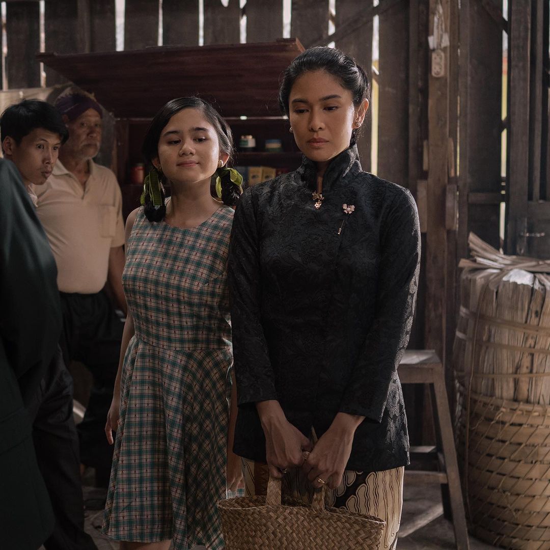 Sejarah Kebaya Janggan yang Elegan Dipakai oleh Jeng Yah Si Gadis Kretek