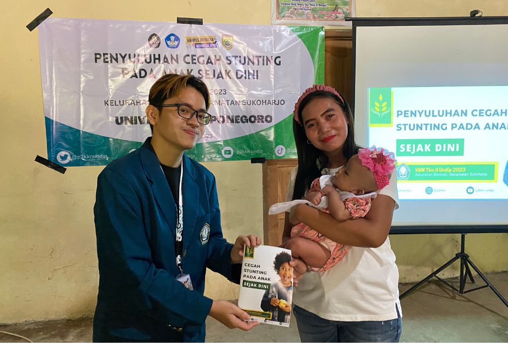 Mahasiswa KKN Undip Produksi Booklet Cegah Stunting Sejak Dini dengan DKV