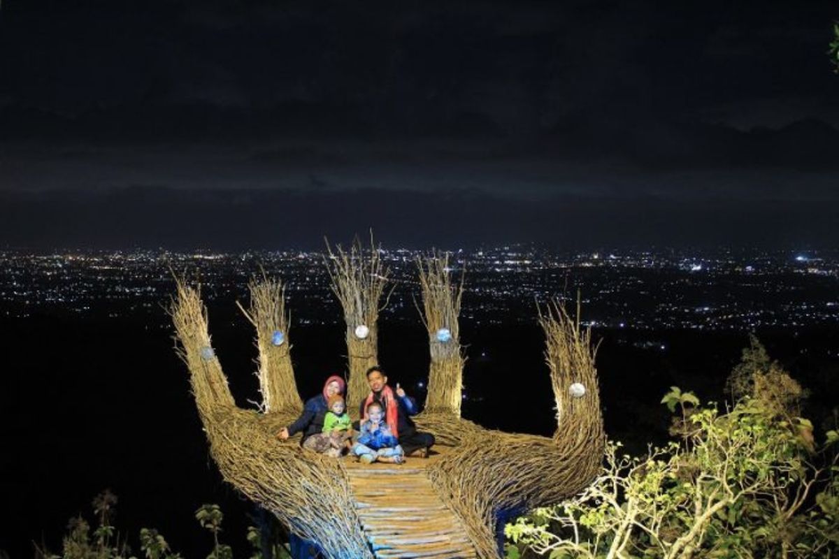 Hutan Pinus Pengger, Destinasi Wisata Alam di Yogyakarta yang Artistik ...