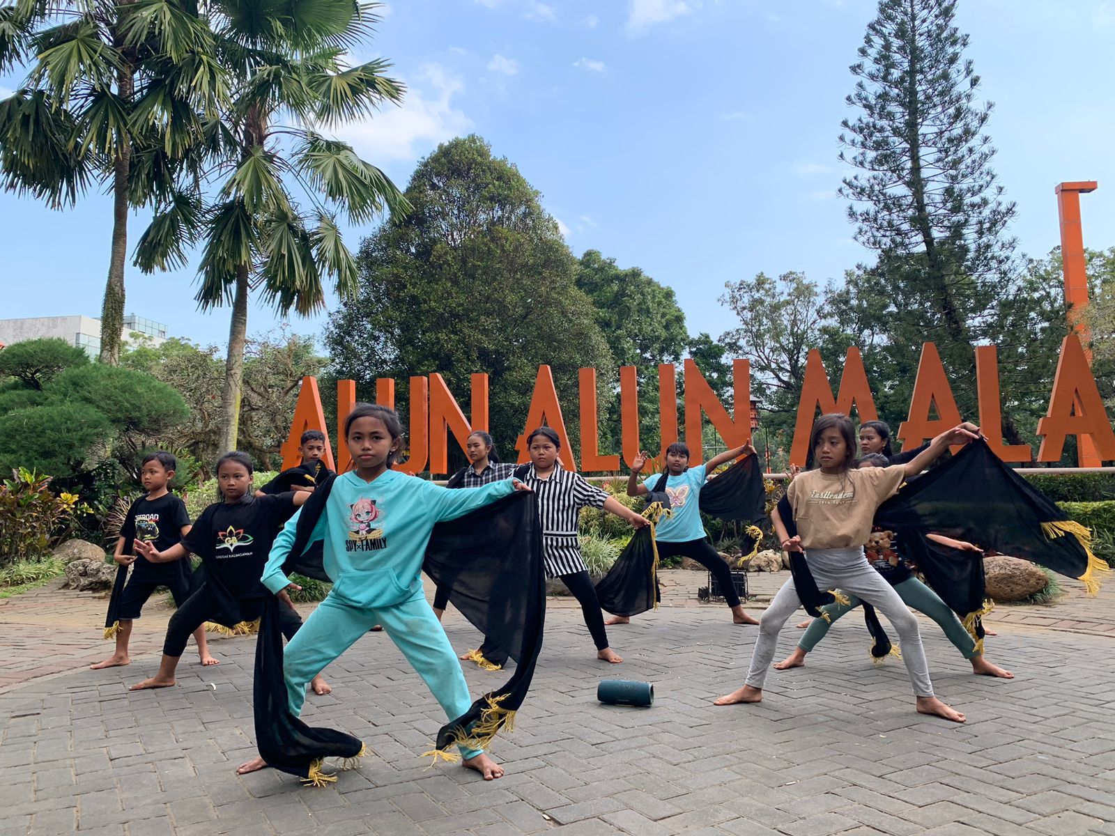 Menerangi Warisan Budaya: Anak-Anak Menari Tradisional demi Kelestarian ...