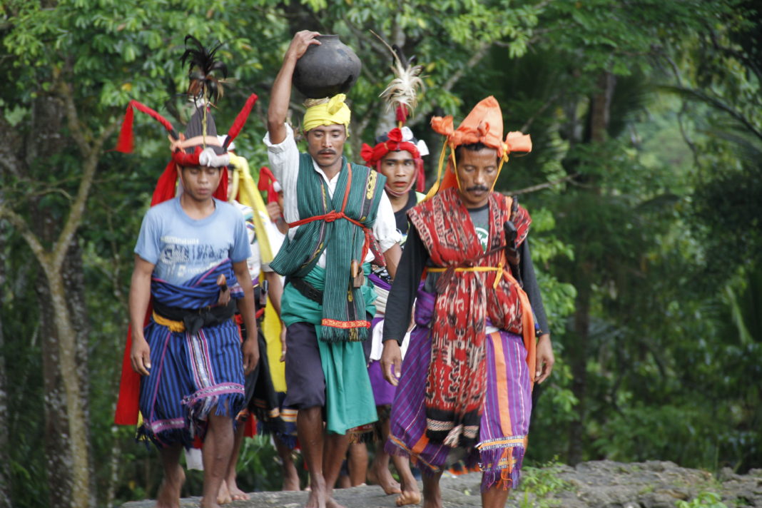 Wulla Poddu, Ritual Sakral Masyarakat Sumba Barat untuk Mendekatkan ...