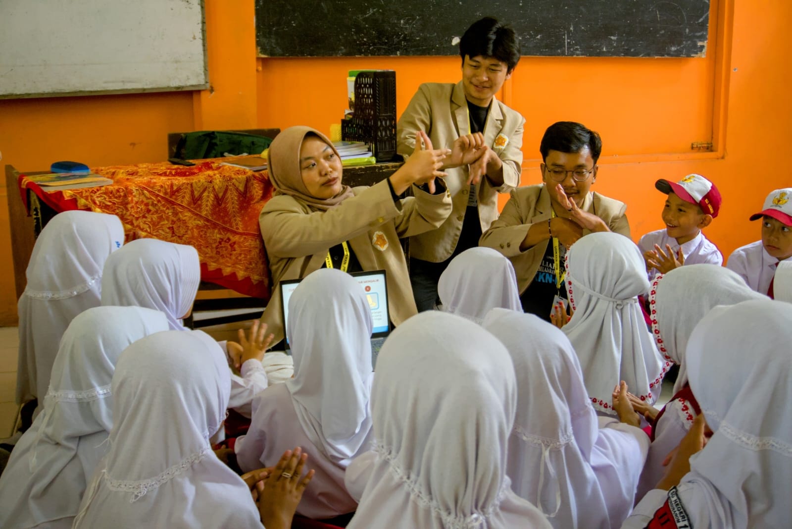 Dedikasi Multi-Disiplin yang Dibalut dalam Program Edukasi dan Kreativitas Oleh Tim KKN-PPM UGM ...