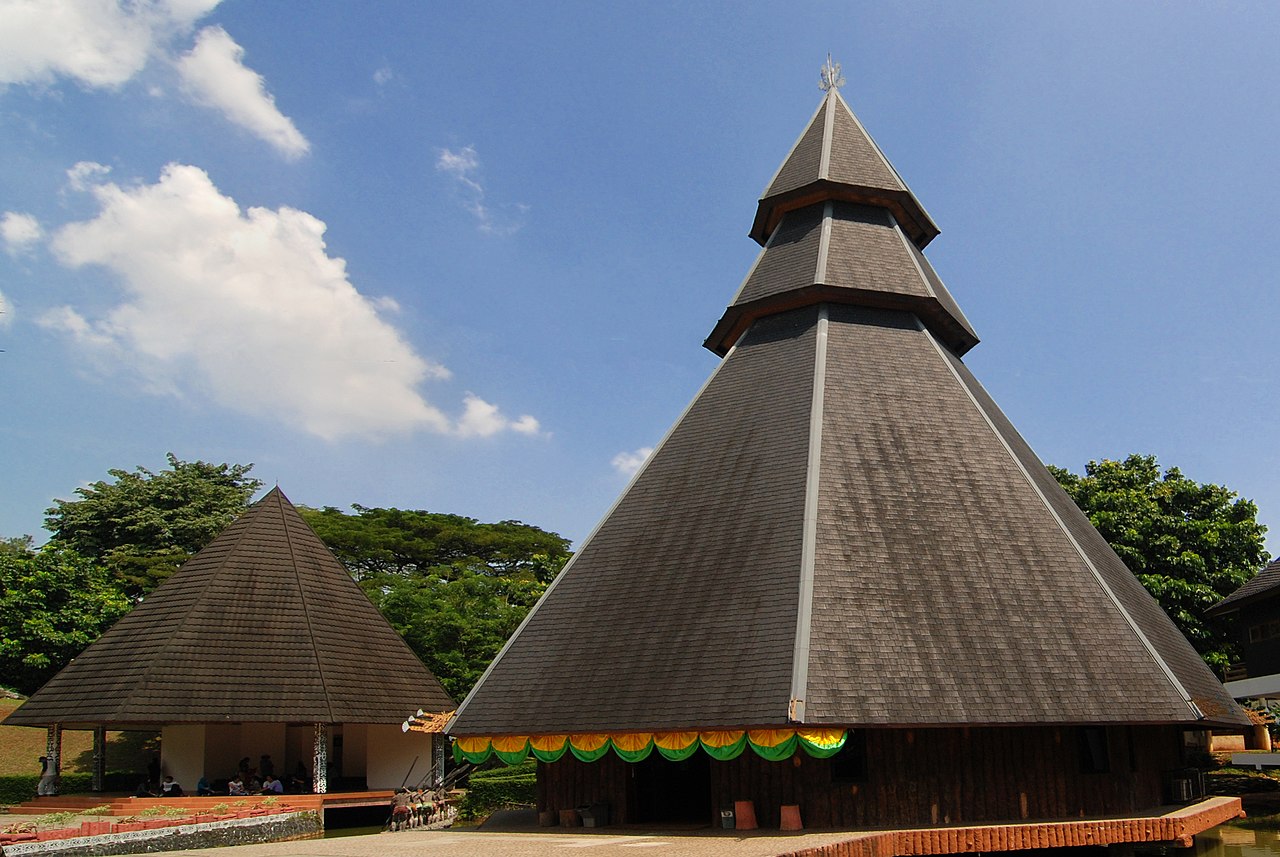 10 Nama Rumah Adat yang Ada di Indonesia dan Asal Daerahnya